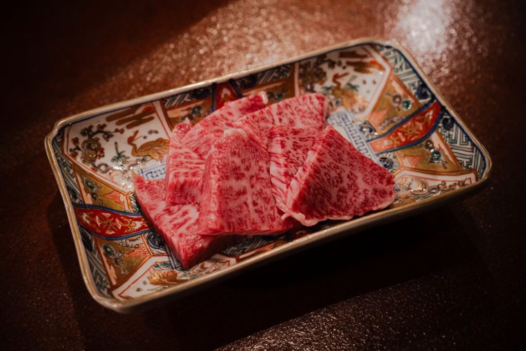 ハラミは、日本の焼肉店で人気のある部位で、牛の横隔膜から取られます。