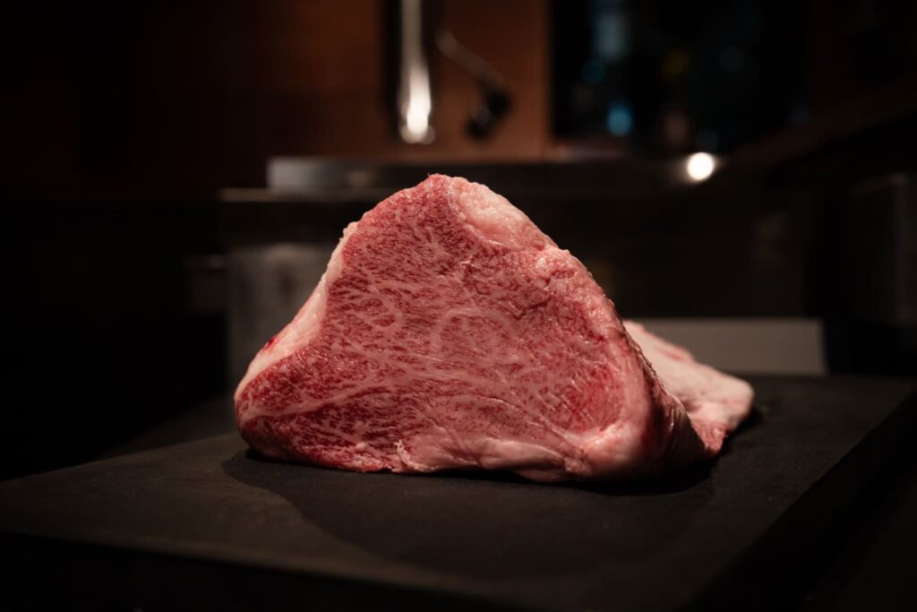 ハラミは、その特有の風味と食感で多くの焼肉愛好家を魅了しています。