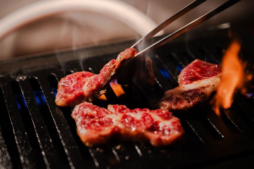 焼肉店でハラミを注文する際、最初に注目すべきは肉の品質です。